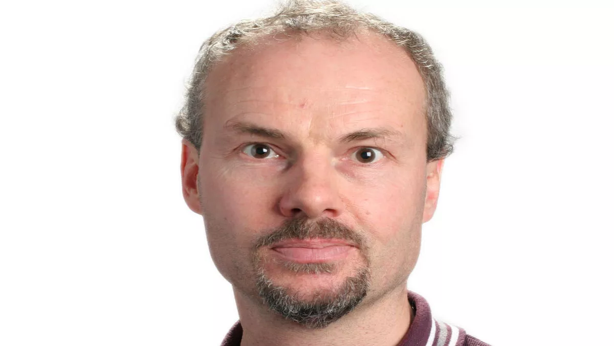 Innovative Professor receives Distinguished Education Award